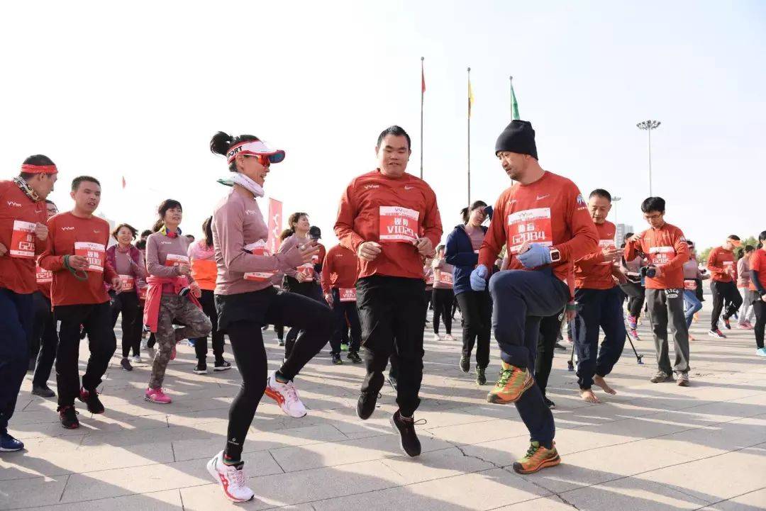 YYsports胜道体育“你是我的眼"10km公益助盲跑-搜狐大视野-搜狐新闻