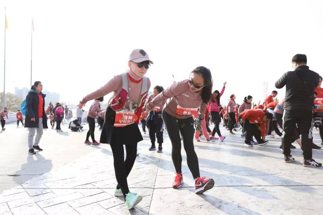 YYsports胜道体育“你是我的眼"10km公益助盲跑-搜狐大视野-搜狐新闻