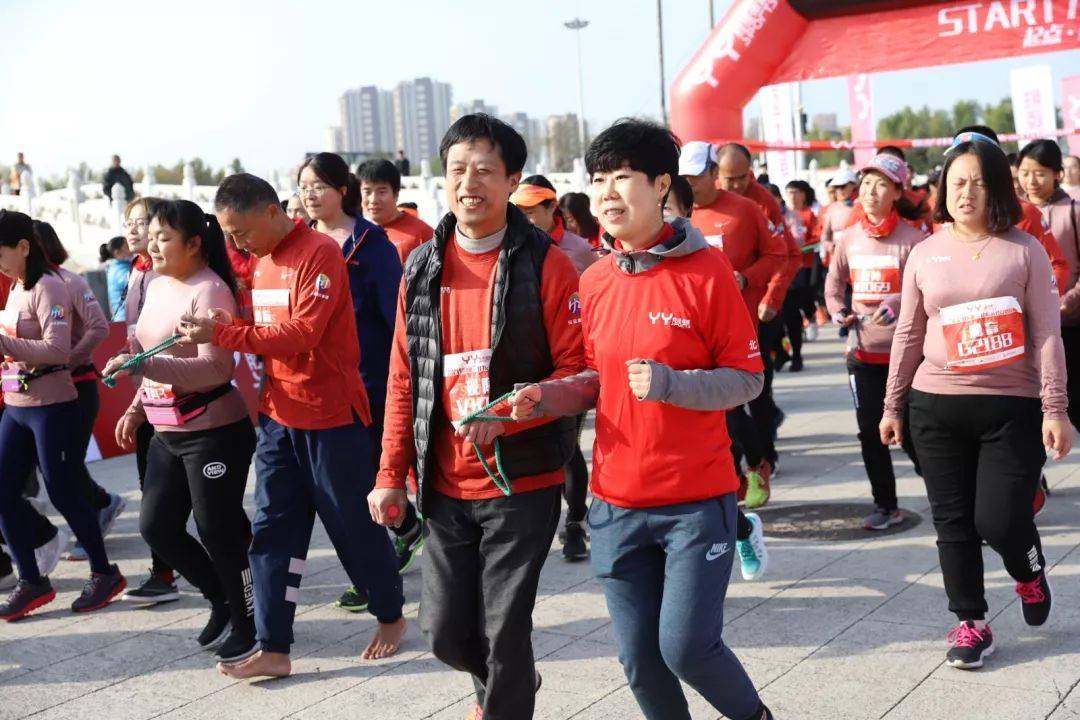 YYsports胜道体育“你是我的眼"10km公益助盲跑-搜狐大视野-搜狐新闻