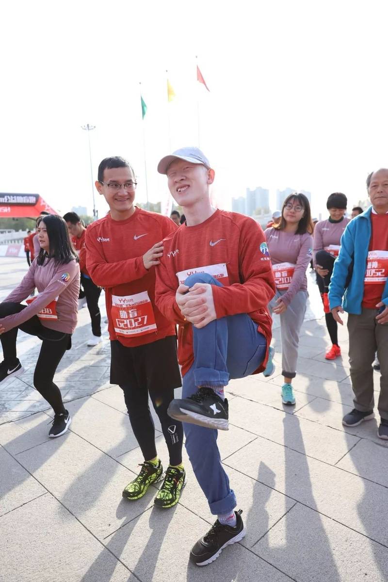 YYsports胜道体育“你是我的眼"10km公益助盲跑-搜狐大视野-搜狐新闻