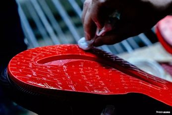 脑袋一热，我们以东瀛法拉利 NSX 为灵感造了对 ASICS 新跑鞋-搜狐大视野-搜狐新闻