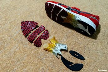 脑袋一热，我们以东瀛法拉利 NSX 为灵感造了对 ASICS 新跑鞋-搜狐大视野-搜狐新闻