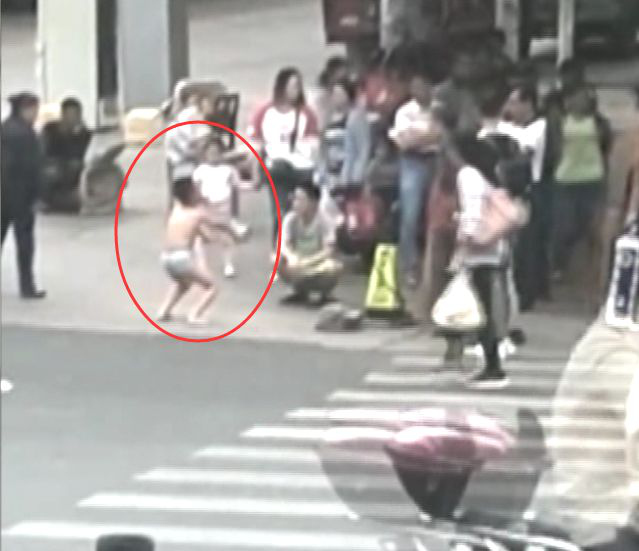 贵阳男孩脱光衣服街头扎马步，家长：他在学校干这事，必须狠狠罚孩子 