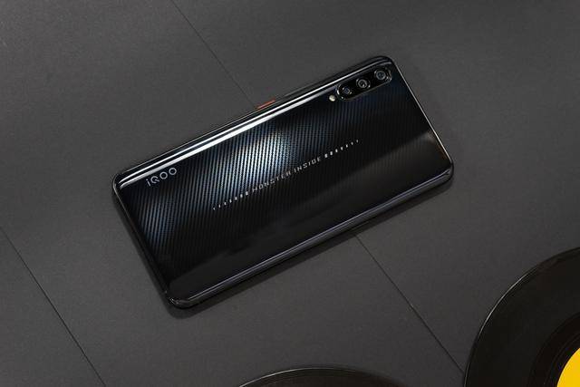 44W超快闪充＋4000mAh大电池，iQOO让你可以连续吃鸡五小时以上！_续航