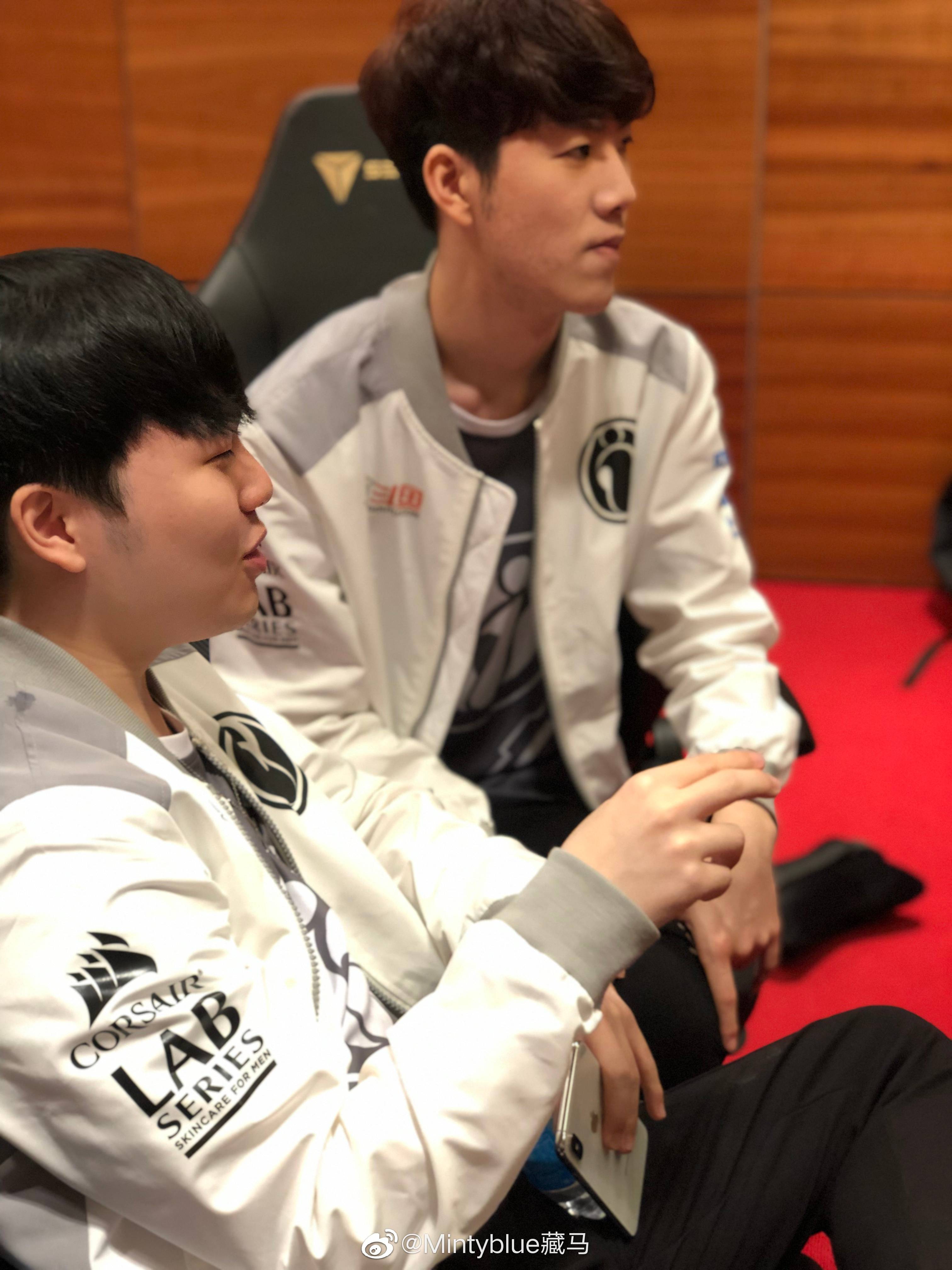 IG首秀赛前照曝光，Ning现场加餐，Theshy笑的很开心_Rookie