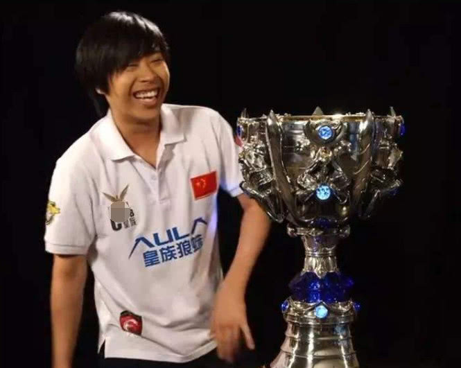 卢本伟当年真的能和Faker五五开？当初的队友PDD在直播中表明态度-搜狐大视野-搜狐新闻