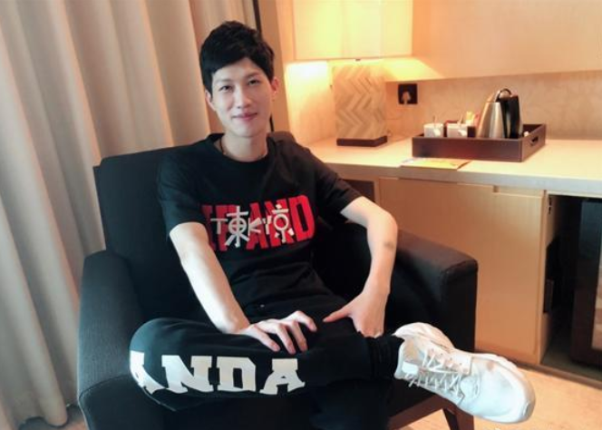 前ow冠军，现在的斗鱼绝地求生主播，YJJ又火了一把_直播