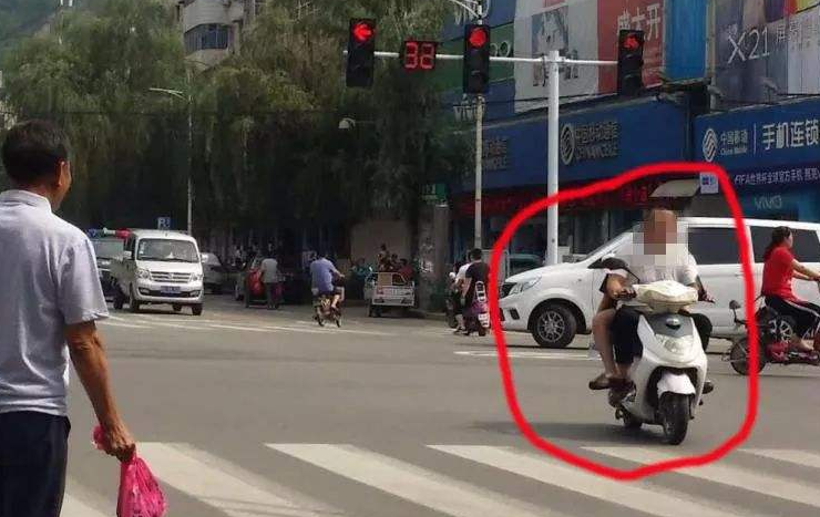 绿灯左转被闯红灯电动车撞上，骑行人意外受伤，车主还要负责吗？搜狐汽车搜狐网