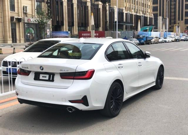 街头偶遇全新宝马3系 比奥迪A4L大 配2.0T+8AT_搜狐汽车_搜狐网