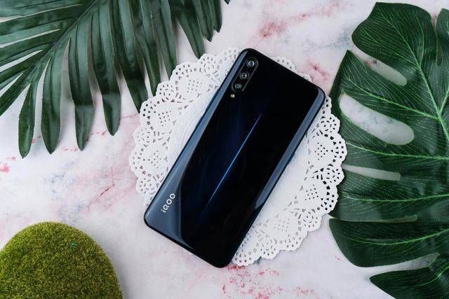 从人像样张看X27 、iQOO拍照，网友：出片惊艳，论逆光，就服vivo_姐姐