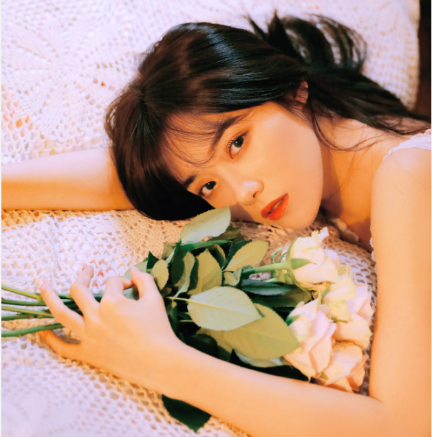 LPL女主持小钰发大胆写真秀腿，白色薄纱裙太难顶！给粉丝美晕了-搜狐大视野-搜狐新闻