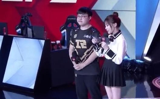 LOL: LPL出现美腿主持人、摄影师给的视角加鸡腿_Nara