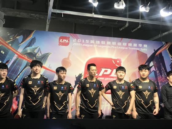 LOL-LPL：Y4赛后采访坦言，希望V5能一直赢下去_比赛