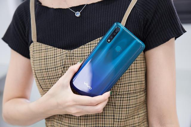 vivo Z5x图赏：极点全面屏+后置三摄，这款千元机的颜值媲美旗舰_搜狐汽车_搜狐网