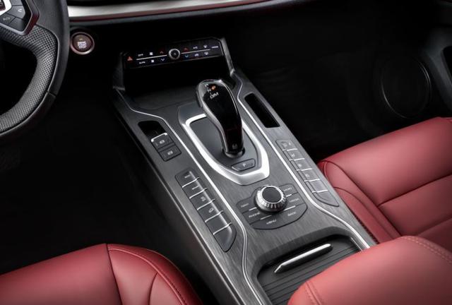 网友在WEY品牌4S店偶遇奔驰GLC？速来围观吃瓜_搜狐汽车_搜狐网