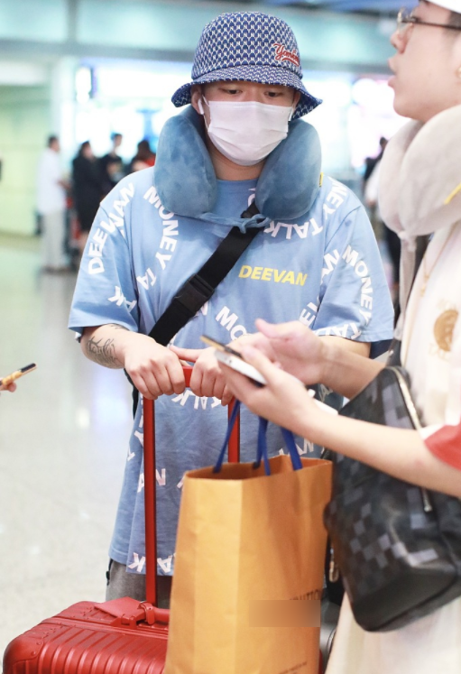 PGone演唱会结束被粉丝拍照翻白眼？李小璐ins发图疑撇清关系_深圳热线