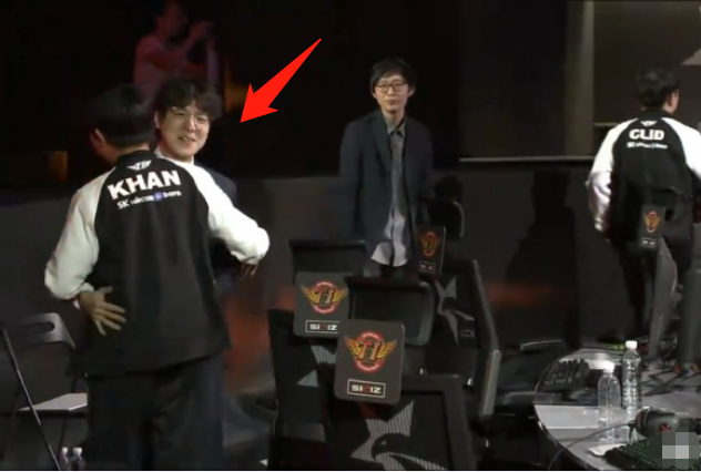 SKT终结连败最开心的不是队员，而是露出老父亲般笑容的教练Komma-搜狐大视野-搜狐新闻