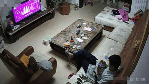 15岁男孩 手淫”被父母发现，卧室安装摄像头，律师：完全正常 搜狐大视野 搜狐新闻