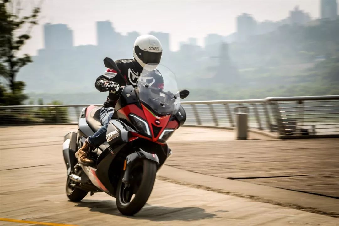 中量级踏板中的弯道王——摩信网测评 SR Max300_搜狐汽车_搜狐网