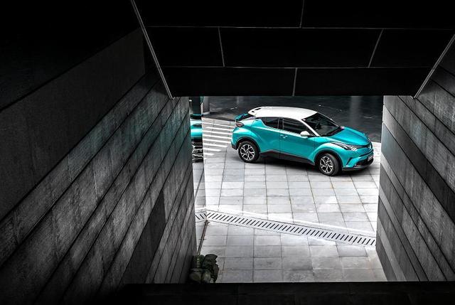 广汽丰田C-HR:TNGA架构平台打造，有颜值又个性，2.0L强劲动力_搜狐汽车_搜狐网