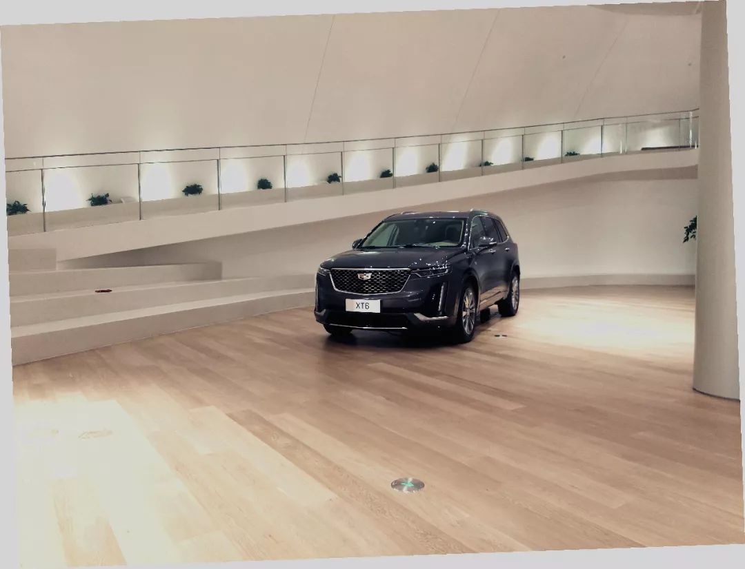 “以大打小”瞄准宝马X5和奔驰GLE 静态体验凯迪拉克XT6_搜狐汽车_搜狐网