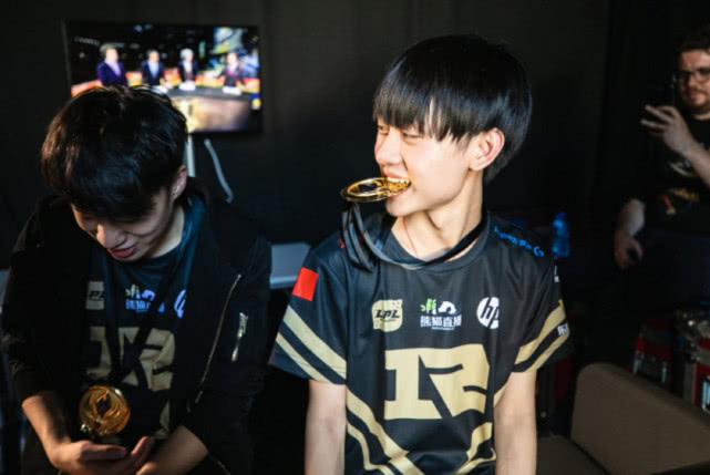 RNG冠军皮肤提前曝光？Uzi卡莎最用心，他的却让粉丝可悲！_Letme