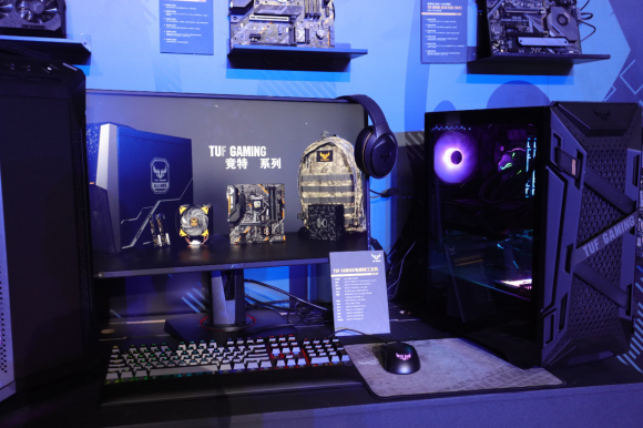 天生BUFF ROG电竞显示器信仰闪耀2019新品发布会_玩家