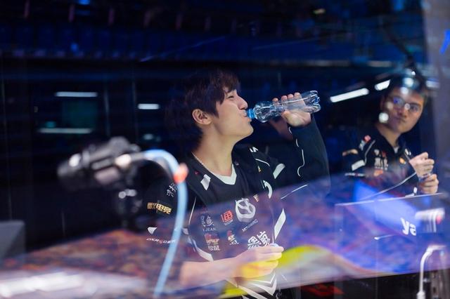 DOTA2:「TI9」VG战队巡礼-世界第二可爱露锋芒，文明礼貌皮鞋杨_vg