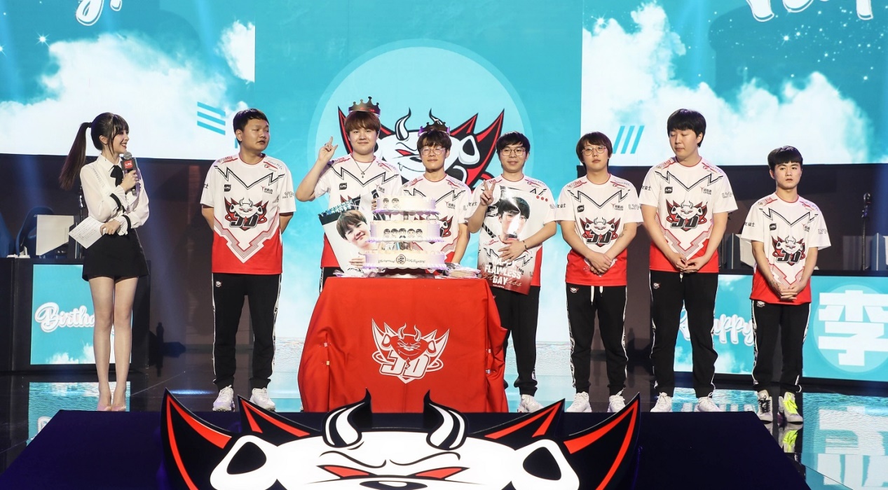 LPL又一美女主持人走红！被誉为新一代“腿精”，好身材令人羡慕_Condi