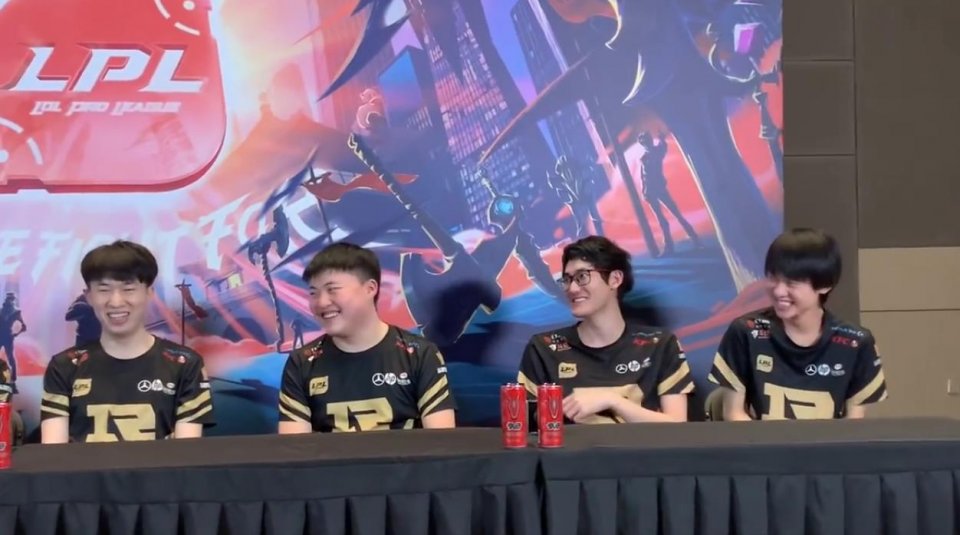 RNG五连胜采访，小虎操作逗笑SMLZ，教练欲言又止直接笑场_比赛