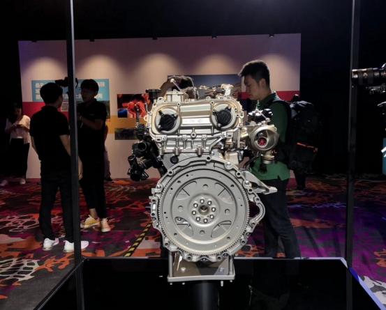 双屏触控、流媒体，2.0T+9AT，揽胜极光的质量和服务跟上没有？_搜狐汽车_搜狐网