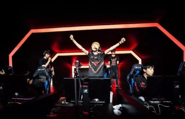 LOL难忘瞬间：厂长摘耳机，Faker含泪回头，MLXG全要_选手