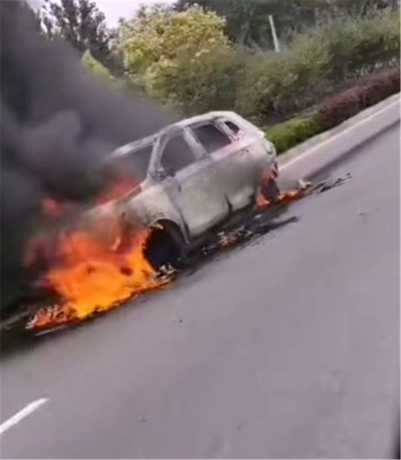 11万荣威RX5街头自燃，169匹马力，1.5T排量，车身着火烧报废_搜狐汽车_搜狐网