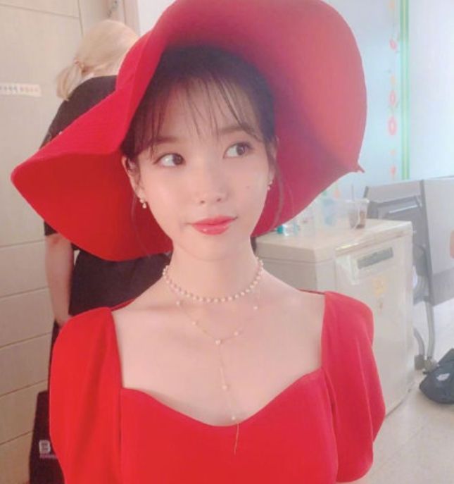 两大女神同框：身高170米雪莉贴心弯膝与160米IU合照-搜狐大视野-搜狐新闻