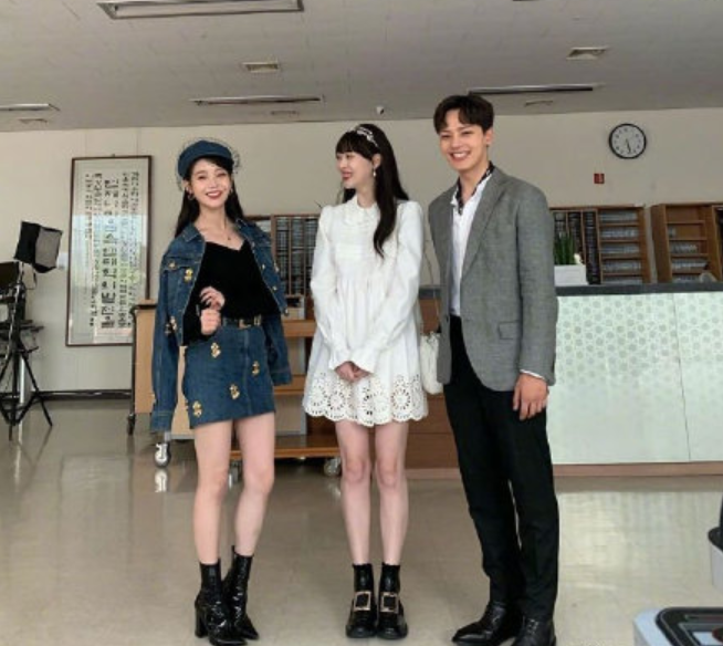 两大女神同框：身高170米雪莉贴心弯膝与160米IU合照-搜狐大视野-搜狐新闻