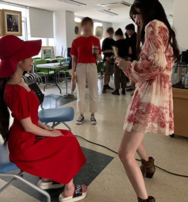 两大女神同框：身高170米雪莉贴心弯膝与160米IU合照-搜狐大视野-搜狐新闻