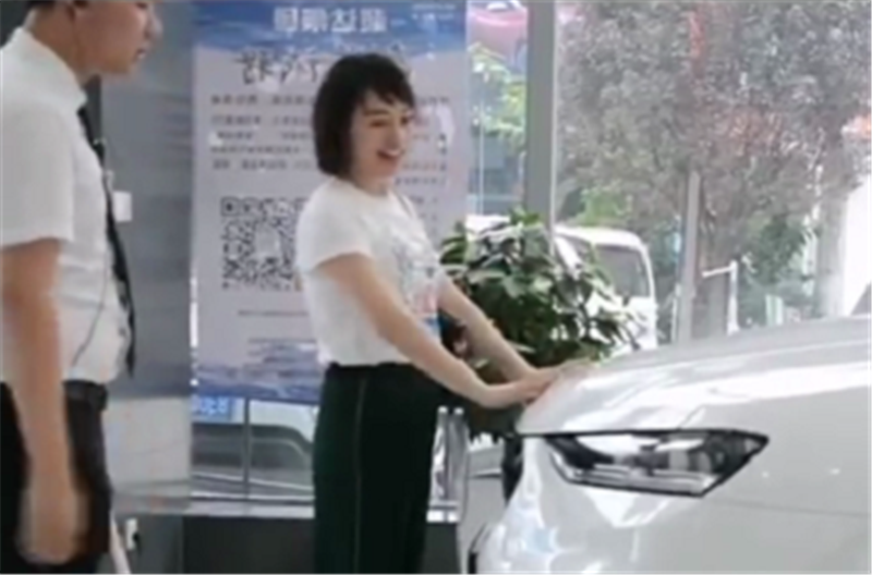 长城WEY 4S店现“66万奔驰”女车主，这一次不坐引擎盖，而是这样_搜狐汽车_搜狐网