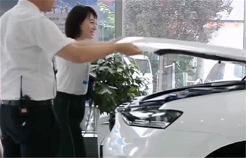 长城WEY 4S店现“66万奔驰”女车主，这一次不坐引擎盖，而是这样_搜狐汽车_搜狐网