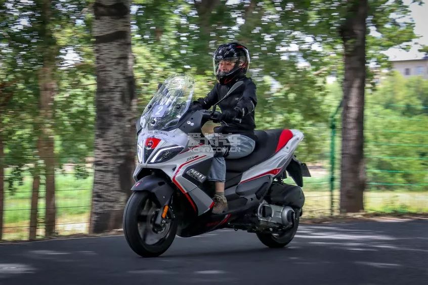 “动静皆宜”| 爱卡汽车美女编辑体验SR Max300_搜狐汽车_搜狐网