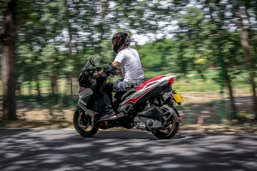 “动静皆宜”| 爱卡汽车美女编辑体验SR Max300_搜狐汽车_搜狐网