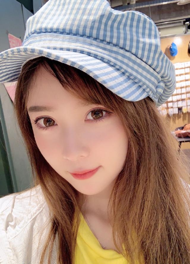 LPL女主持被开除后，开直播秀美腿，网友：舒服了！_nara