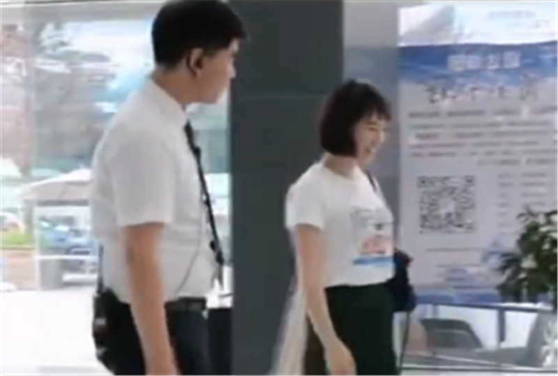 长城WEY 4S店现“66万奔驰”女车主，这一次不坐引擎盖，而是这样_搜狐汽车_搜狐网