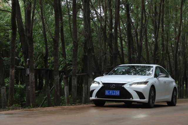 穿着运动服的绅士-----试驾雷克萨斯ES260 F Sport_搜狐汽车_搜狐网