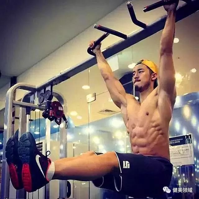 3个悬垂举腿动作,轻松减掉肚子的赘肉,帮你打造健美身材! Now健身 Fitfit健身fitnessfitappfit助手fit资讯健身计划健身日记管理员微信:now Fit