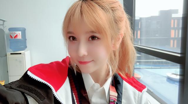 长腿美女主持Nara惊艳LPL季后赛，网友：这还有心思看比赛？-搜狐大视野-搜狐新闻