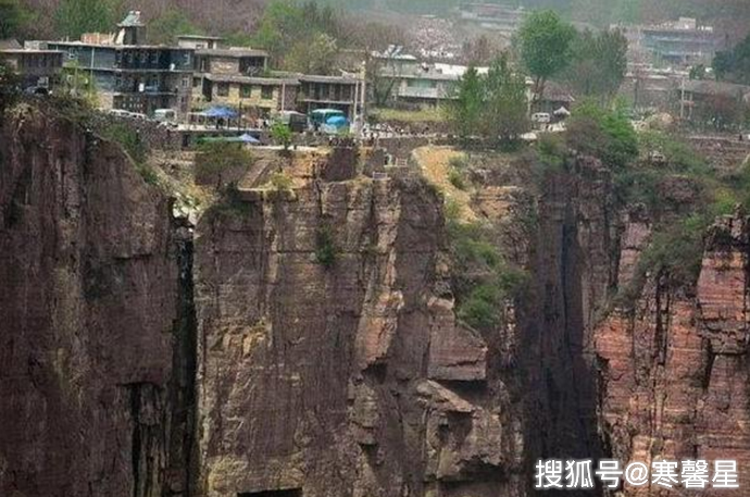 花6亿打造的 悬崖村”，仅是加了个铁梯子？网友：天价铁梯？景点
