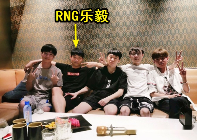 Letme“老婆”被抛弃，如今求战队收留，RW张无忌心动不已_严君泽