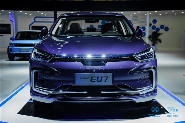 北汽新能源EU7成都车展亮相，抛下“猪鼻子”换新标！_搜狐汽车_搜狐网