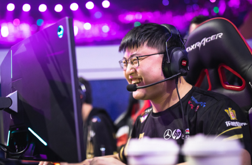 FPX夺冠，Uzi黑白“仰望奖杯图”火了，粉丝强行解读含义_比赛