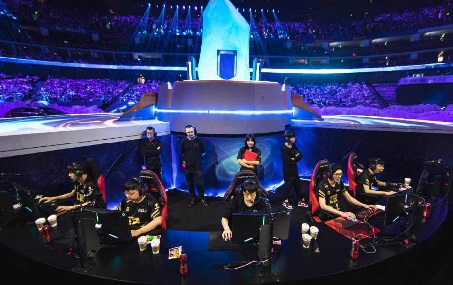 FPX夺冠，Uzi黑白“仰望奖杯图”火了，粉丝强行解读含义_比赛